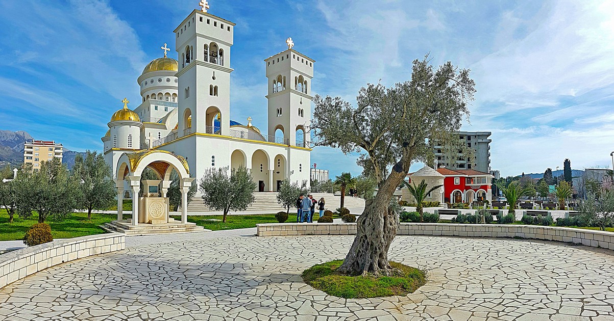 Bar in a nutshell. Ruins of a medieval city | Brate